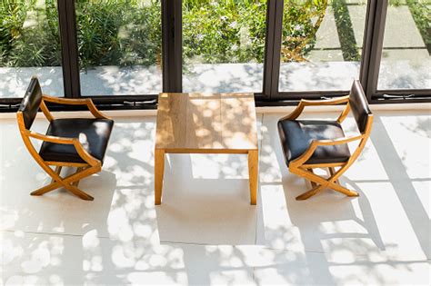 창문 유리와 햇빛 옆에있는 커피 숍에서 나무 테이블과 의자의 꼭대기 전망 0명에 대한 스톡 사진 및 기타 이미지 0명 가구 가죽 Istock