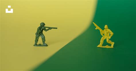 장난감 병사 옆에 총을 들고 있는 장난감 병사 사진 Unsplash의 무료 육군 이미지