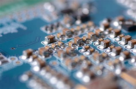 컴퓨터 기판 하드웨어 마더 보드 마이크로 일렉트로닉스 서버 Cpu 칩 반도체 회로 코어 레드 기술 배경 또는 프로세서 개념 전자 적색 질감 0명에 대한 스톡 사진 및 기타