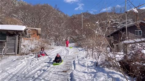 산골에 폭설이 내렸는데 아이들은 신나는 겨울놀이에 빠졌어요 눈썰매설원폭설산골풍경 Youtube