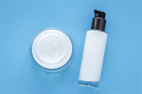 유리 항아리에 얼굴 크림과 파란색 배경에 용기에 흰색 로션 자연 화장품 개념 피부과의 피부 관리 0명에 대한 스톡 사진 및 기타 이미지 Istock