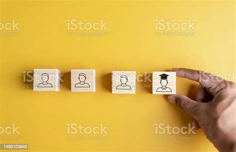 성공 목표로 이어지는 교육 단계 졸업을 향한 전략적 발걸음 경력 경로 및 비즈니스 첫 번째 졸업 성취 목표 개념 나무 블록에 졸업 모자입니다 개발에 대한 스톡 사진 및 기타