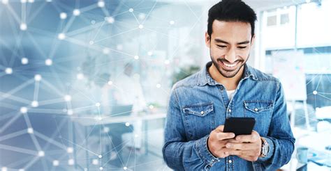 검색 네트워킹 및 홀로그램은 디지털 소셜 미디어 및 인터넷을 위해 사무실에서 사람과 전화로 이루어집니다 기술 미래 그리고 모형 공간 비즈니스 및 정보를 위한 남성 직원과의