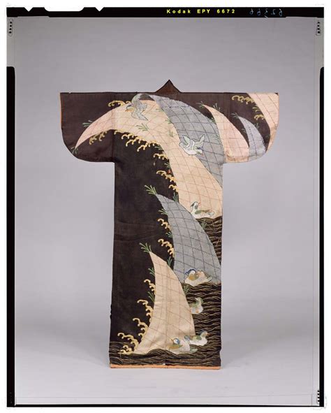 C0062366 黒綸子地波鴛鴦模様小袖 東京国立博物館 画像検索