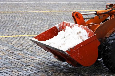 눈 청소 트랙터는 눈이 내린 후 길을 지웁히합니다 도시 거리에 눈 쟁기 0명에 대한 스톡 사진 및 기타 이미지 0명 거리 겨울 Istock