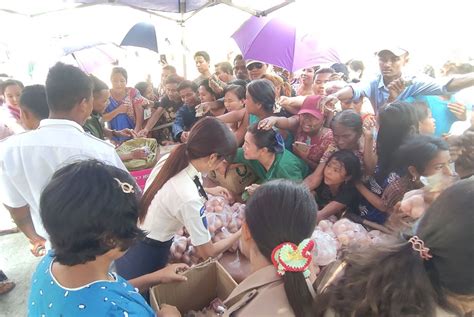 စစ်‌တွေမြို့ရှိ မုန်တိုင်းဒဏ်သင့်ပြည်သူများအား ဆန်၊ ဆီ၊ ဆား၊ ကြက်ဥ၊ ဟင်းသီးဟင်းရွက်များနှင့