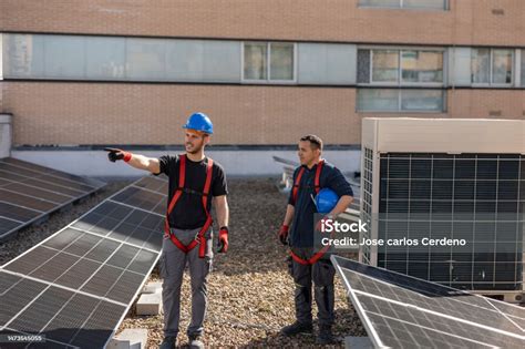 옥상 작업자가 옥상에 태양 전지판을 배치하는 방법에 대해 논의합니다 20 24세에 대한 스톡 사진 및 기타 이미지 20 24세 2명 기술자 Istock