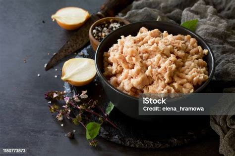 다진 고기와 재료는 슬레이트에 그릇에 다진 고기를 요리합니다 텍스트에 사용할 수 있는 여유 공간입니다 0명에 대한 스톡 사진 및 기타 이미지 Istock