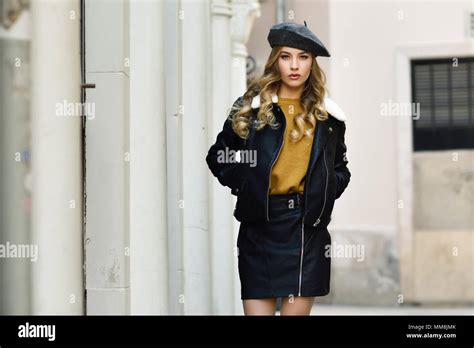 Jeune Belle Fille En Mini Jupe Banque De Photographies Et Dimages Haute R Solution Page