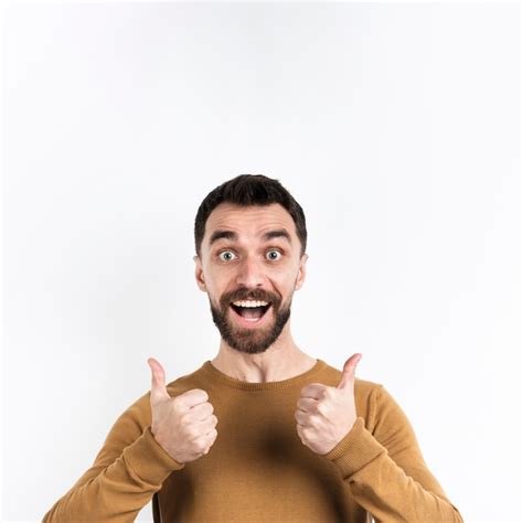 Счастливый человек показывает палец вверх Бесплатно Фото