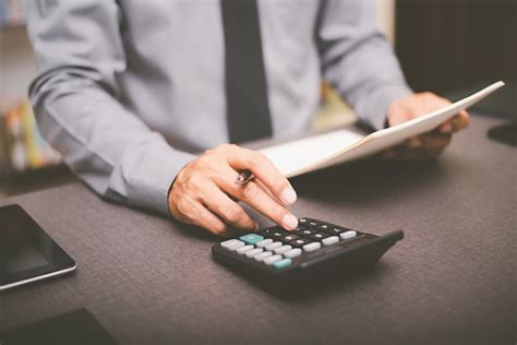 비즈니스 사람들은 계산기를 사용하여 문서 회사 성과의 손익 계산서 검토 개념 세율을 지불하는 개인 및 회사에 대한 효과적인 세금 공제 계획 계산 경제에 대한 스톡 사진 및