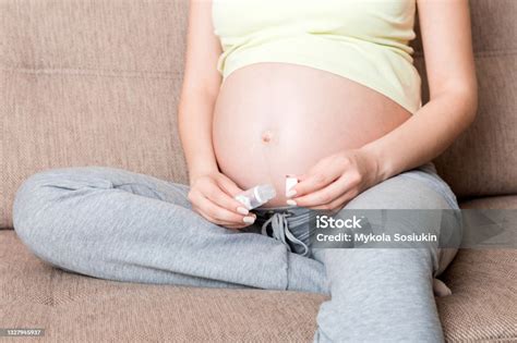 여자 손 혈액에 철 수준의 향상을 위한 약을 들고 임신 시간에 비타민을 섭취 건강한 밀레니엄 헬스케어 개념 25 29세에 대한 스톡 사진 및 기타 이미지 Istock