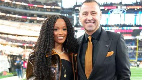 Steve Sarkisians Wife Loreal Shows Off Personal Makeup Artist Wearing