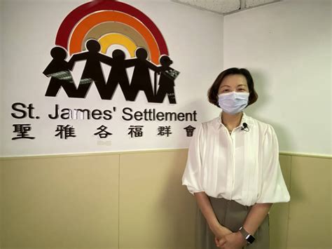圣雅各福群会总干事李玉芝表示该会租用位于东区鰂鱼涌海滨的一幅政府用地建造一幢一层高的多用途活动中心旁边有个大草坪让区内市民休憩和参与活动