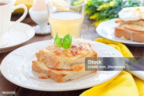 프렌치 치즈와 햄 크로크 무슈 샌드위치 수평으로 구성된 조식 고기에 대한 스톡 사진 및 기타 이미지 고기 구운 샌드위치 굽기 Istock