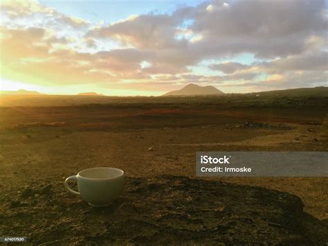 녹슨 붉은 사막 푸에르테벤투라 섬의 먼 산 카나리아 스페인을 내려다 보는 아름다운 전망 0명에 대한 스톡 사진 및 기타 이미지 Istock