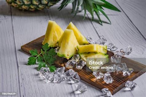 파인애플 칵테일 또는 어두운 배경에 얼음과 파인애플 과 주스 테이블에 신선한 슬라이스 파인애플 나무 보드 0명에 대한 스톡 사진