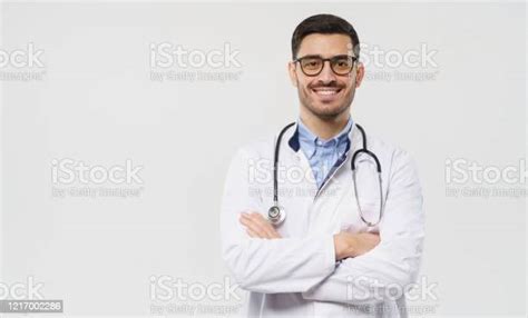 왼쪽에 복사 공간이있는 회색 배경에 고립 된 건강 문제를 가진 환자를 도울 준비가된 미소 어린 의사의 수평 배너 건강 진단에 대한 스톡 사진 및 기타 이미지 Istock