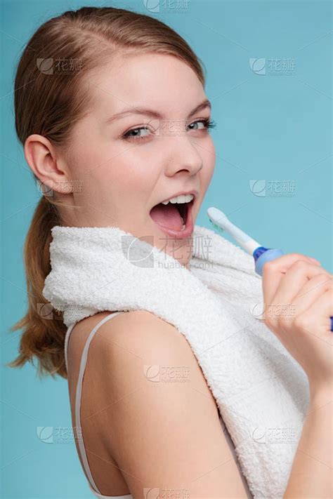 牙刷 女孩 垂直画幅 歌手 龋齿 牙医 早晨 健康 清新 成年的素材 花瓣网