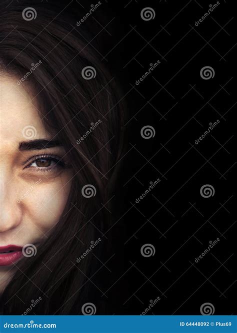 Retrato De La Muchacha Morena Sensual Joven En Fondo Negro Foto De