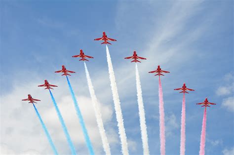 무료 이미지 빨간색 화살표 하늘 에어쇼 비행기 여행 곡예 비행 낮 공군 항공기 일반 항공 구름 항공 우주