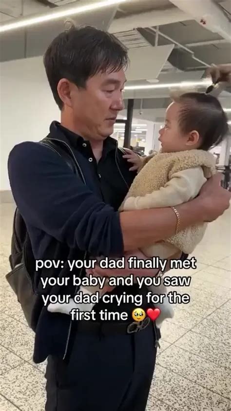 Grandpa Meets Granddaughter For The First Time Scrolller