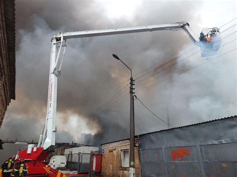 Масштабна пожежа у Києві горить склад лакофарбових матеріалів ФОТО Хронікерс