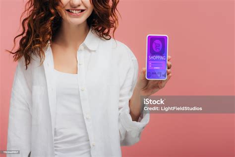 핑크에 화면에 쇼핑 응용 프로그램과 함께 스마트 폰을 들고 쾌활 한 소녀의 자른 보기 곱슬 머리에 대한 스톡 사진 및 기타 이미지 곱슬 머리 무선 기술 미소 Istock