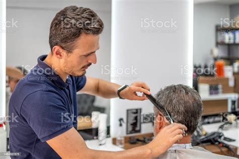 작업 과정에서 전문 이발사 아름다움 자기 관리 스타일 패션 건강 관리 및 남성 화장품 개념 2명에 대한 스톡 사진 및 기타 이미지 Istock