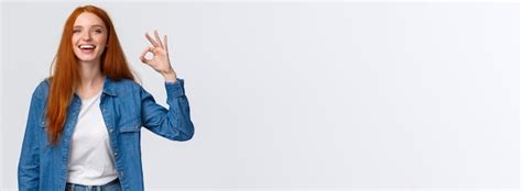 Mulher Ruiva Carism Tica De Retrato De Cintura Tendo Um Tempo Fant Stico Com Amigos Na Festa