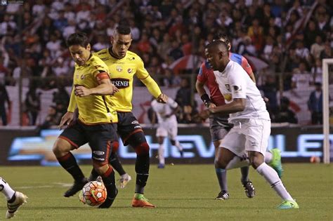 Liga De Quito Y Barcelona Sc Empatan 1 1 En El Estadio Rodrigo Paz El