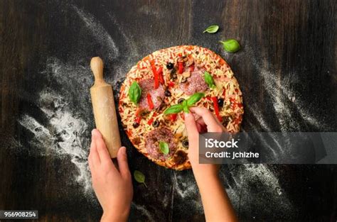여자 손 만들기 Decopating 바 질으로 피자를 준비 하 고 어두운 배경에서 나뭇잎 상위 뷰 복사 공간 굴리기에 대한 스톡 사진 및 기타 이미지 Istock