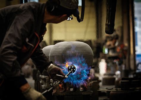 1800도 불을 품은 솥 맛의 기억을 지키는 장인의 손길