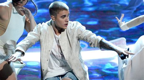Justin Bieber Walks Off Stage In Manchester After Asking Fans To Stop Screaming Bbc News
