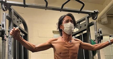 헬스장에서 이 악물고 운동하는 50살 김c 뜨거운 근육 공개