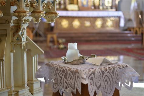무료 이미지 표 목재 종교 가구 방 조명 자료 식탁보 인테리어 디자인 직물 구교도 성찬 세례 식당 카톨릭 6000x4000 633213
