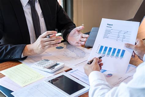 성공적인 성장 이익을 위한 비즈니스 메이킹의 회의 및 전략에서 투자 아이디어 마케팅 기획 및 프리젠 테이션 금융 프로젝트에 대한 비즈니스 임원 협력 컨퍼런스 계획에 대한