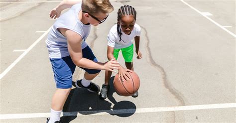 건강한 생활 경쟁력 있는 공 기술 개발 낮 놀이 농구 농구 드리블 농구 선수 농구 코트 농구를하다 다이나믹한 단체 스포츠 동등 드리블하다 레저
