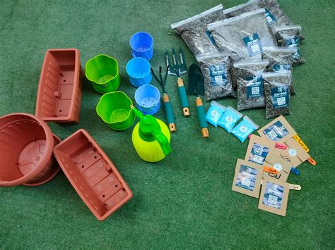 اشتري مجموعة مستلزمات الزراعة للاطفال، تشمل شوالي نباتات قابلة لاعادة