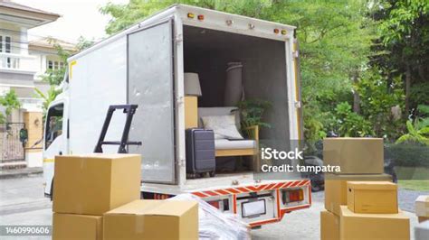 트럭 자동차 이동 고객을위한 집 상자와 가구를 배달합니다 차량 운송 배송 및 포장 사업 직업 서비스 회사 사람들의 라이프 스타일 이주 개념에 대한 스톡 사진 및 기타 이미지