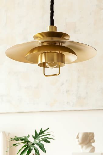 꽃병 금 매달려 램프 추상적 인 그림에 열 대 잎과 세련 되 고 최소한의 인테리어를 닫습니다 디자인 액세서리가 있는 현대적인 객실입니다 절충 주의 홈 장식입니다 세부 정보