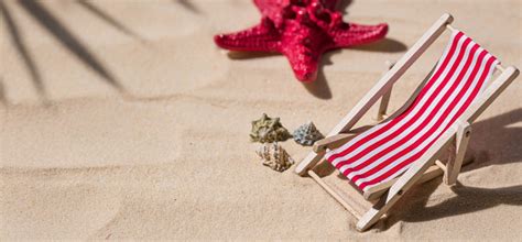 장난감 해변은 긴 조개 조개 그림자가있는 하얀 모래 위에 불가사리를 쫓습니다 햇빛 바다의 개념 해변 휴가 및 리조트 여름