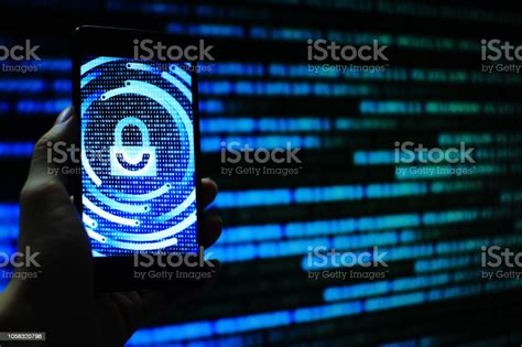 데이터 흐름의 흐름에서 보호 자물쇠 아이콘 보안 및 백그라운드에서 이동 하는 이진 코드 컴퓨터 데이터의 모션 움직임을 상징 어두운 배경에서 파란색 색상의 빛을 0에 대한