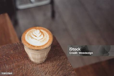 카페에서 나무 테이블에 라 떼 아트와 나무 쟁반에 뜨거운 카푸치노 커피 컵 음식 및 음료 개념입니다 갈색에 대한 스톡 사진 및 기타 이미지 Istock