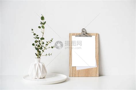 在白色墙壁背景斯堪的纳维亚内部装饰上以空框架模拟型制成的最小插画图片下载 正版图片503031727 摄图网