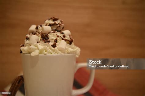 핫 초콜릿 이나 화이트 컵 또는 자연 나무 배경으로 얼굴에 소스와 휘 핑된 크림 얹은 커피 음료의 음식 사진 이미지를 닫습니다 0명에 대한 스톡 사진 및 기타 이미지