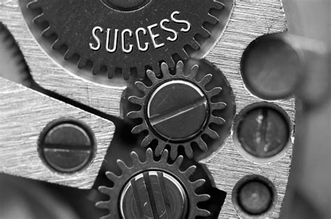 성공 비문와 배경입니다 금속 기어 기어 시계와 검은 흰색 배경 매크로입니다 성공적인 비즈니스 디자인에 대 한 개념적 사진입니다 0명에 대한 스톡 사진 및 기타 이미지