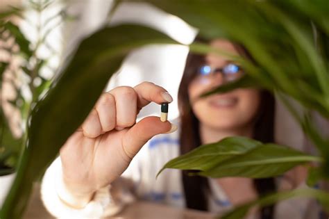 소녀는 손에 알약을 들고 클로즈업 건강 관리의 개념 많은 약물 정제의 엽록소 정제의 비타민 건강한 생활 방식 25 29세에 대한 스톡 사진 및 기타 이미지 Istock