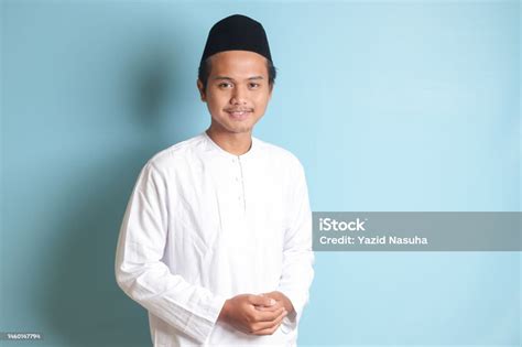 팔짱을 끼고 서서 카메라를 바라보는 아시아 무슬림 남자 20 24세에 대한 스톡 사진 및 기타 이미지 20 24세 Eid Mubarak Eid Ul Fitr Istock