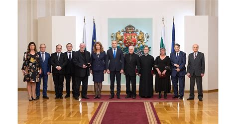 Румен Радев удостои с висши държавни отличия изтъкнати дейци в различни области